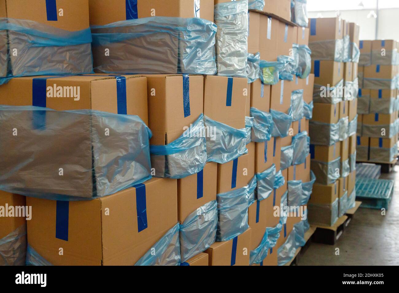 Cardboard boxes in the warehouse, prepared for packing goods Stock ...