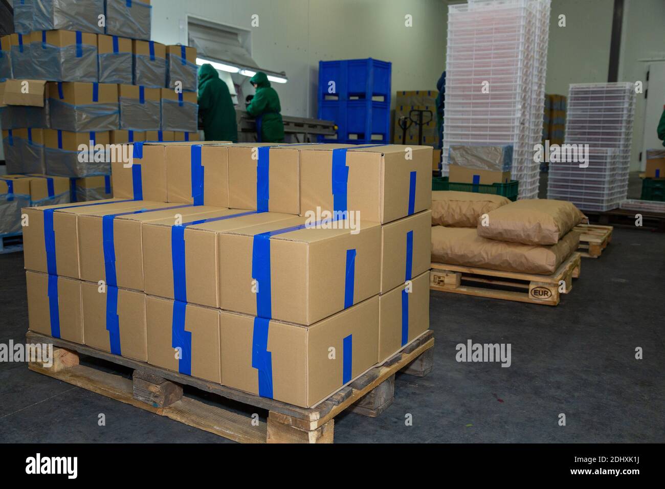 Cardboard boxes in the warehouse, prepared for packing goods Stock ...