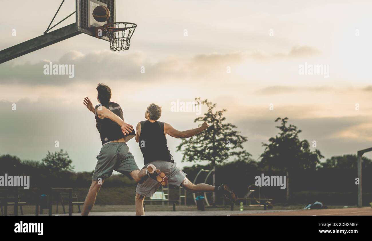 basketball player one on one Stock Photo - Alamy