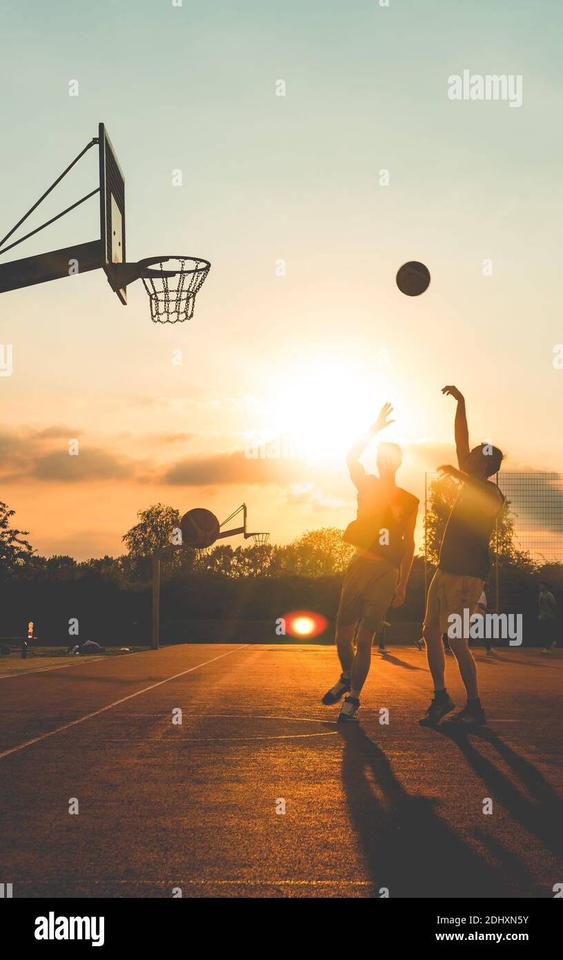 basketball player one on one Stock Photo - Alamy