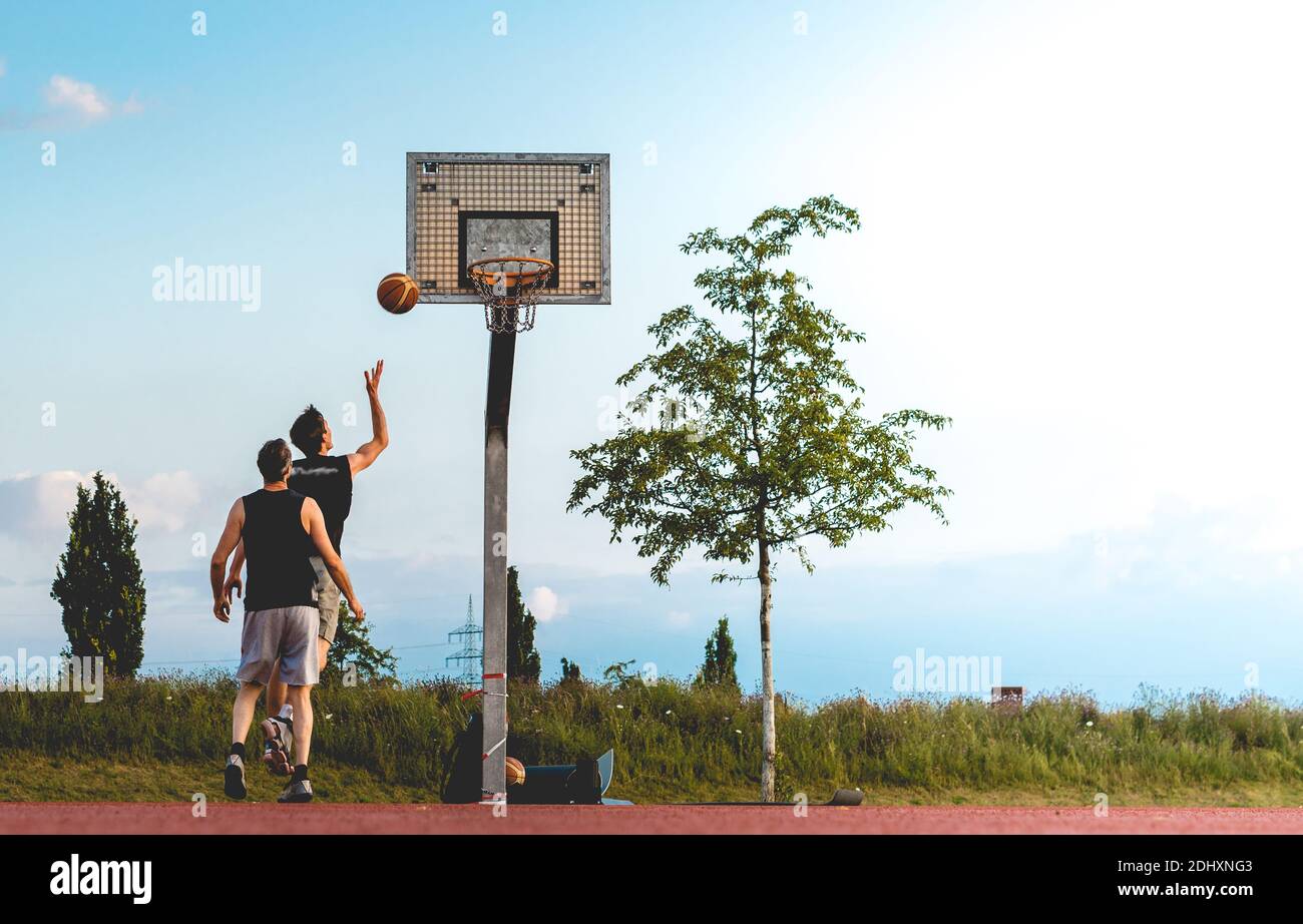 basketball player one on one Stock Photo - Alamy