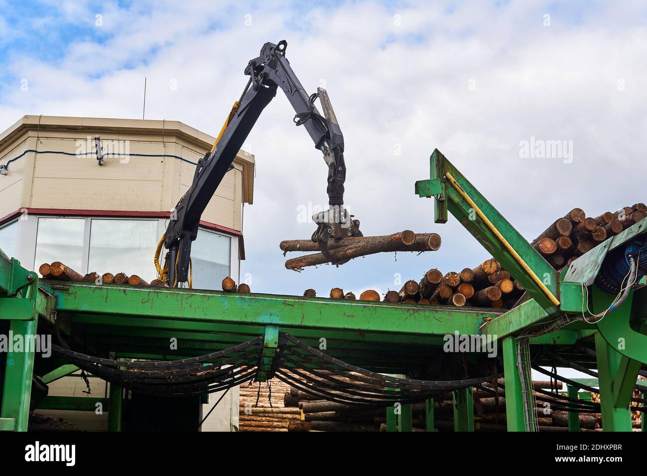 controlled hydraulic manipulator controls the position of logs on the ...