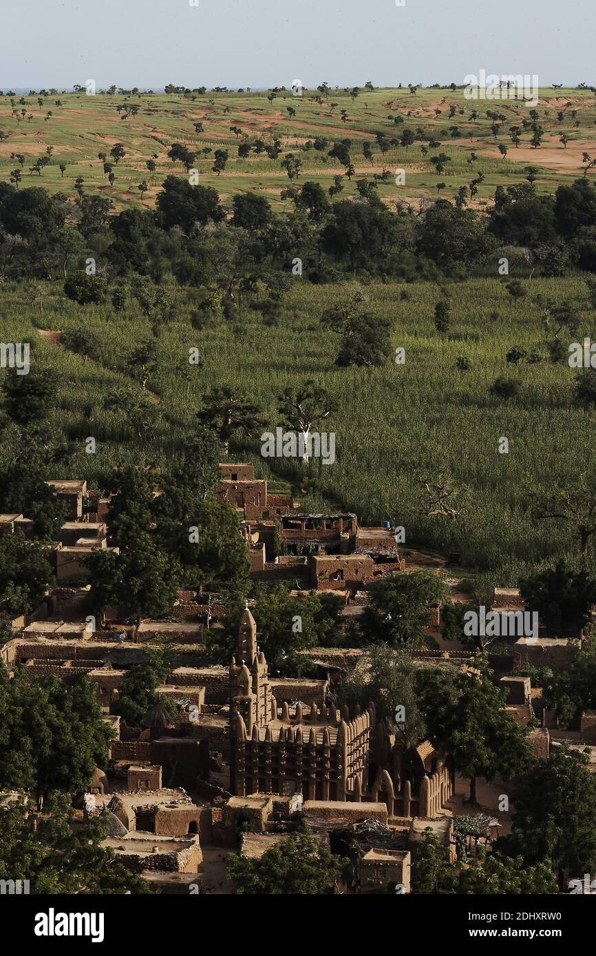 Mali dogon dwellings hi-res stock photography and images - Alamy
