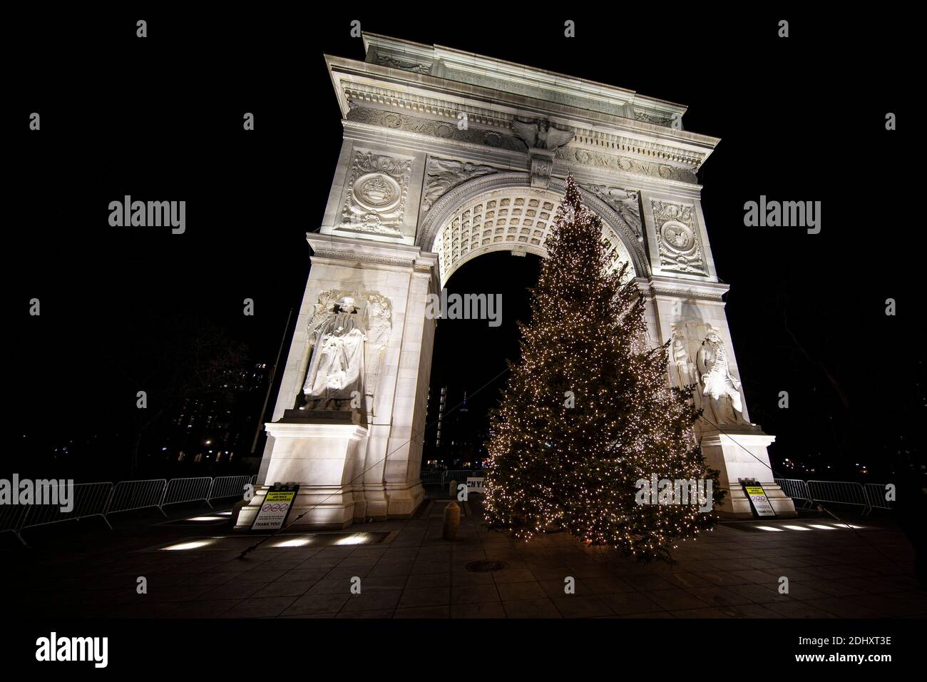 The Christmas tree inside the Washington Square Arch in New York City ...
