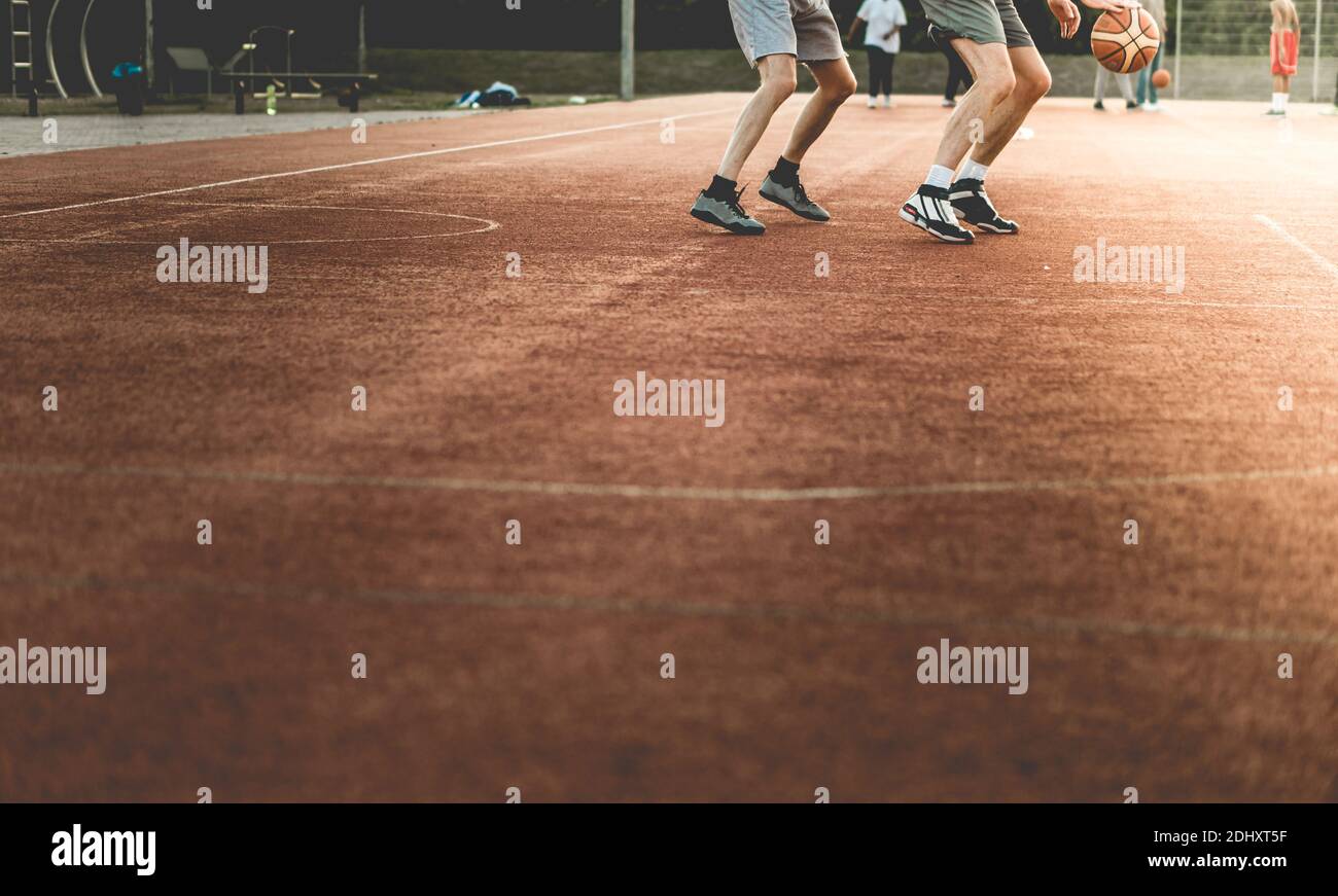 basketball player one on one Stock Photo - Alamy