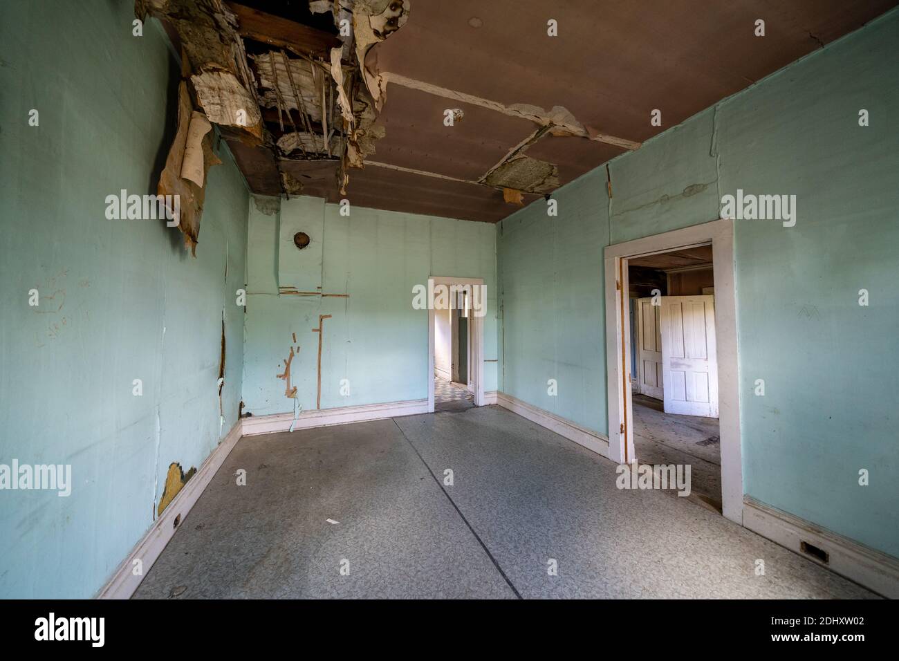Old decaying ceiling hi-res stock photography and images - Alamy