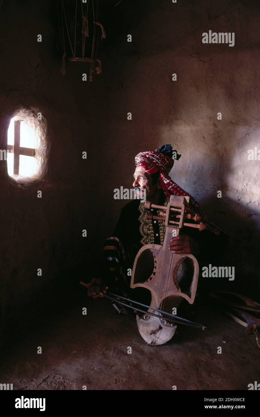 Sufi Music in the Indus Valley, surando player Muhammad Fakir in Sindh ...