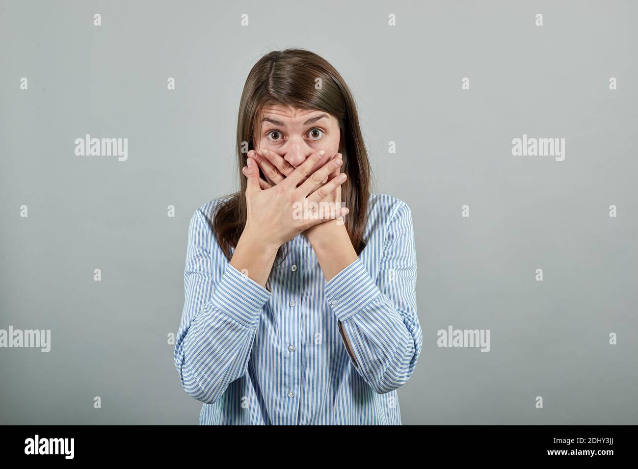 Hand covering mouth gasping hi-res stock photography and images - Alamy