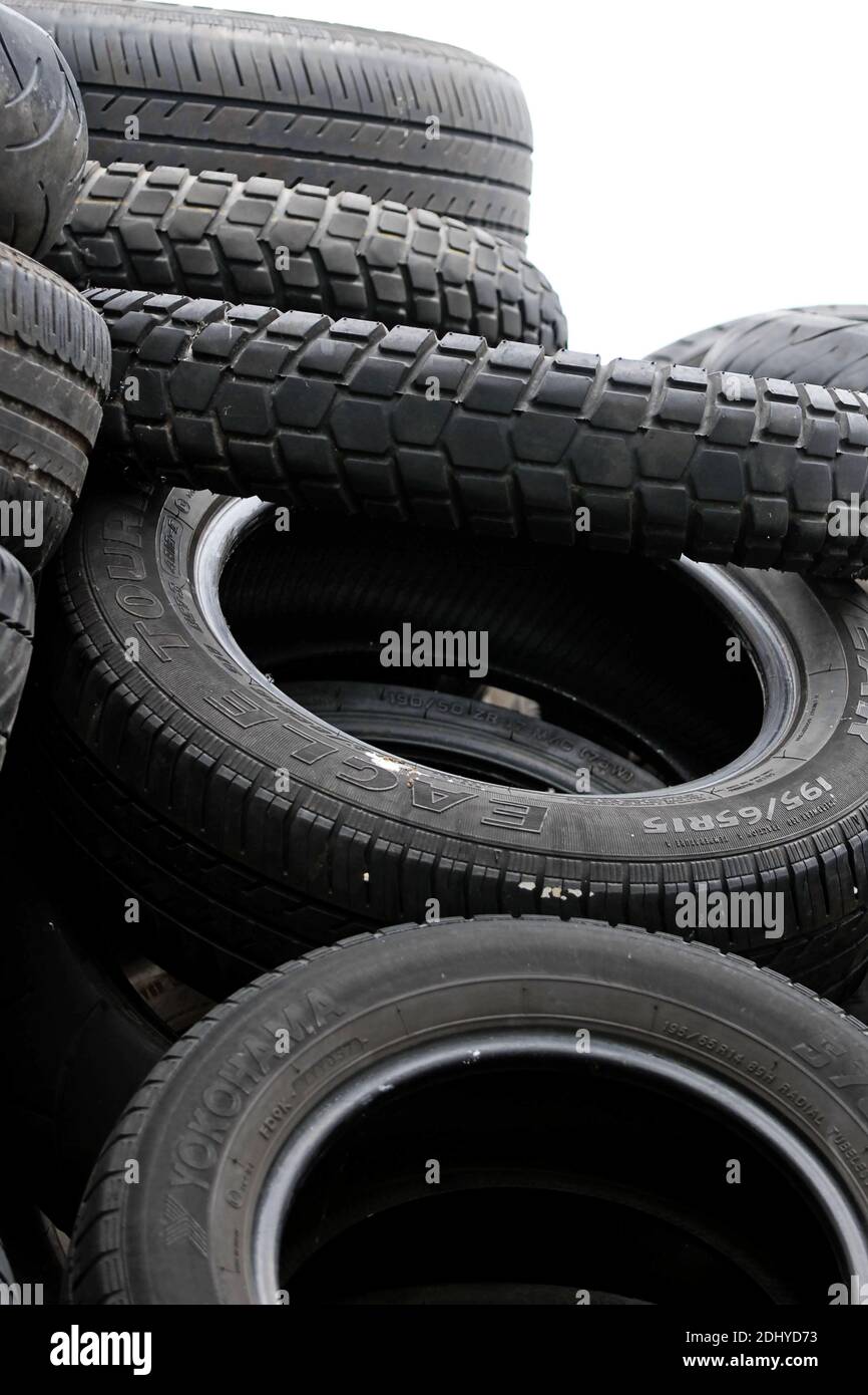 Alte Reifen, Autoreifen Stock Photo - Alamy