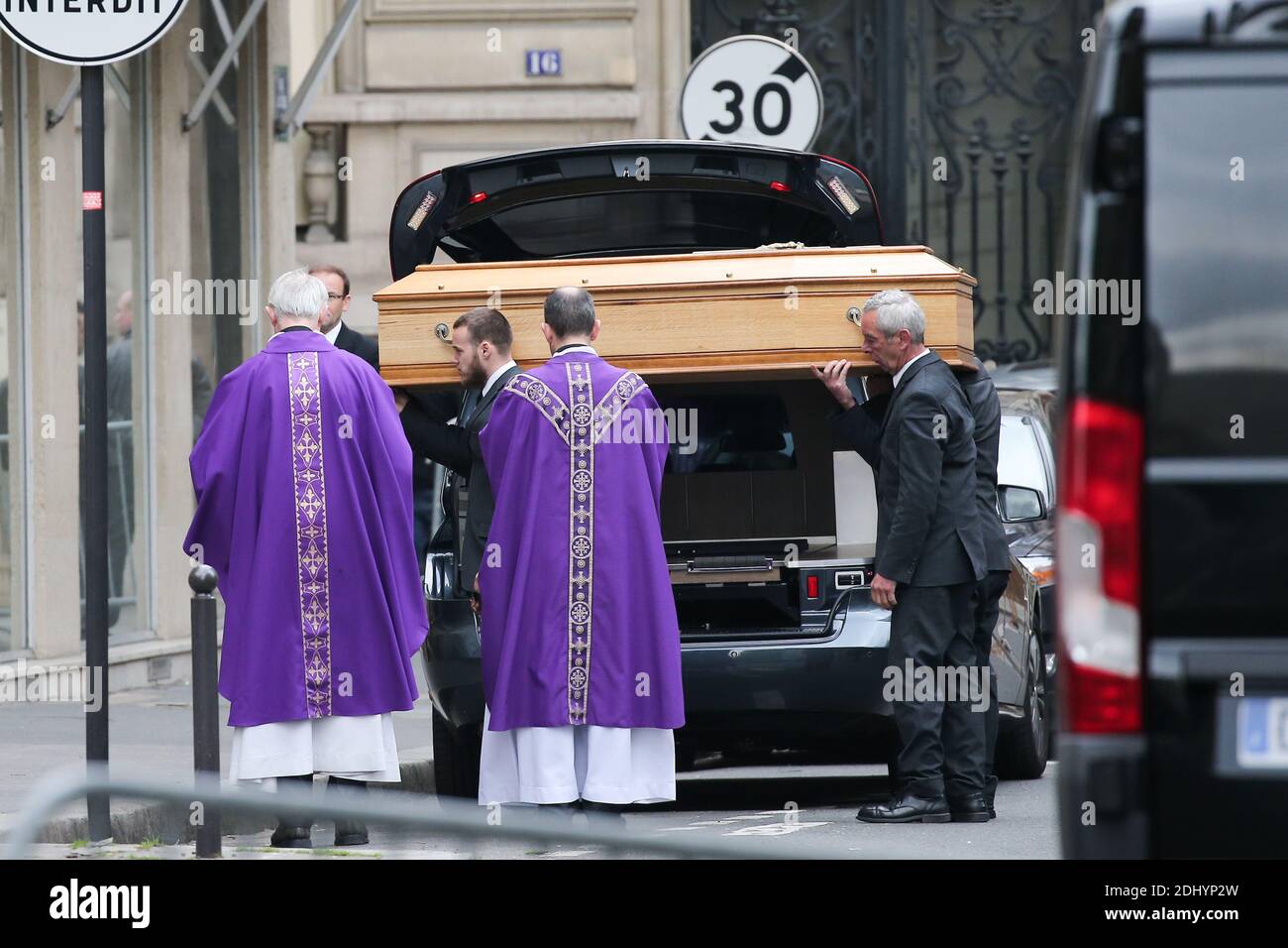 The coffin arriving at the funeral of Laurence Chirac (elder daughter ...