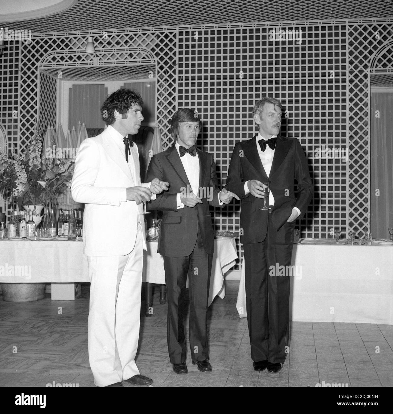 File - Donald Sutherland and Elliott Gould attend the 27th Annual ...