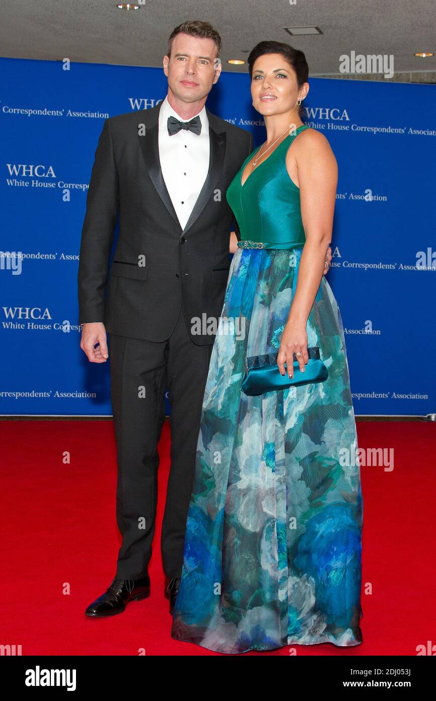 Actor Scott Foley and Marika Dominczyk arrive for the 2016 White House ...