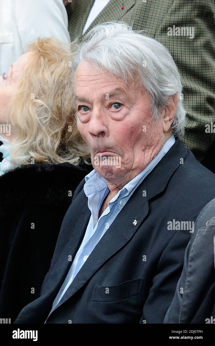 Alain Delon assiste a l'inauguration de la Place Henri Salvador en face ...