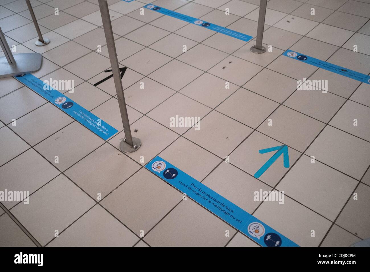 Sign indicating to respect social distancing at Rennes airport. Panneau ...