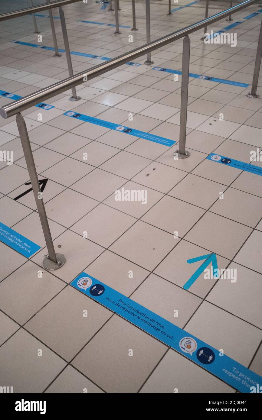 Sign indicating to respect social distancing at Rennes airport. Panneau ...