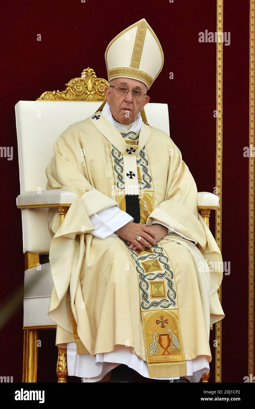 Pope Francis celebrates the Corpus Domini ceremony at Santa Maria ...
