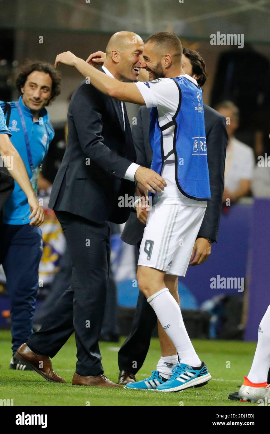 Real Madrid's Zinedine Zidane joy with Karim Benzema at the end of the ...