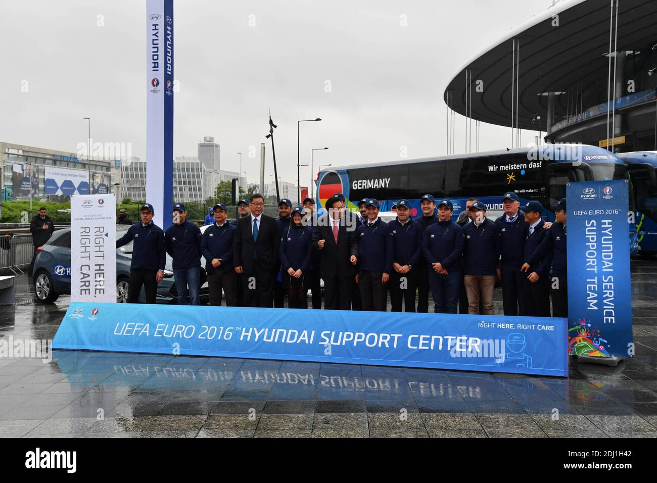 Vehicle handover hi-res stock photography and images - Alamy