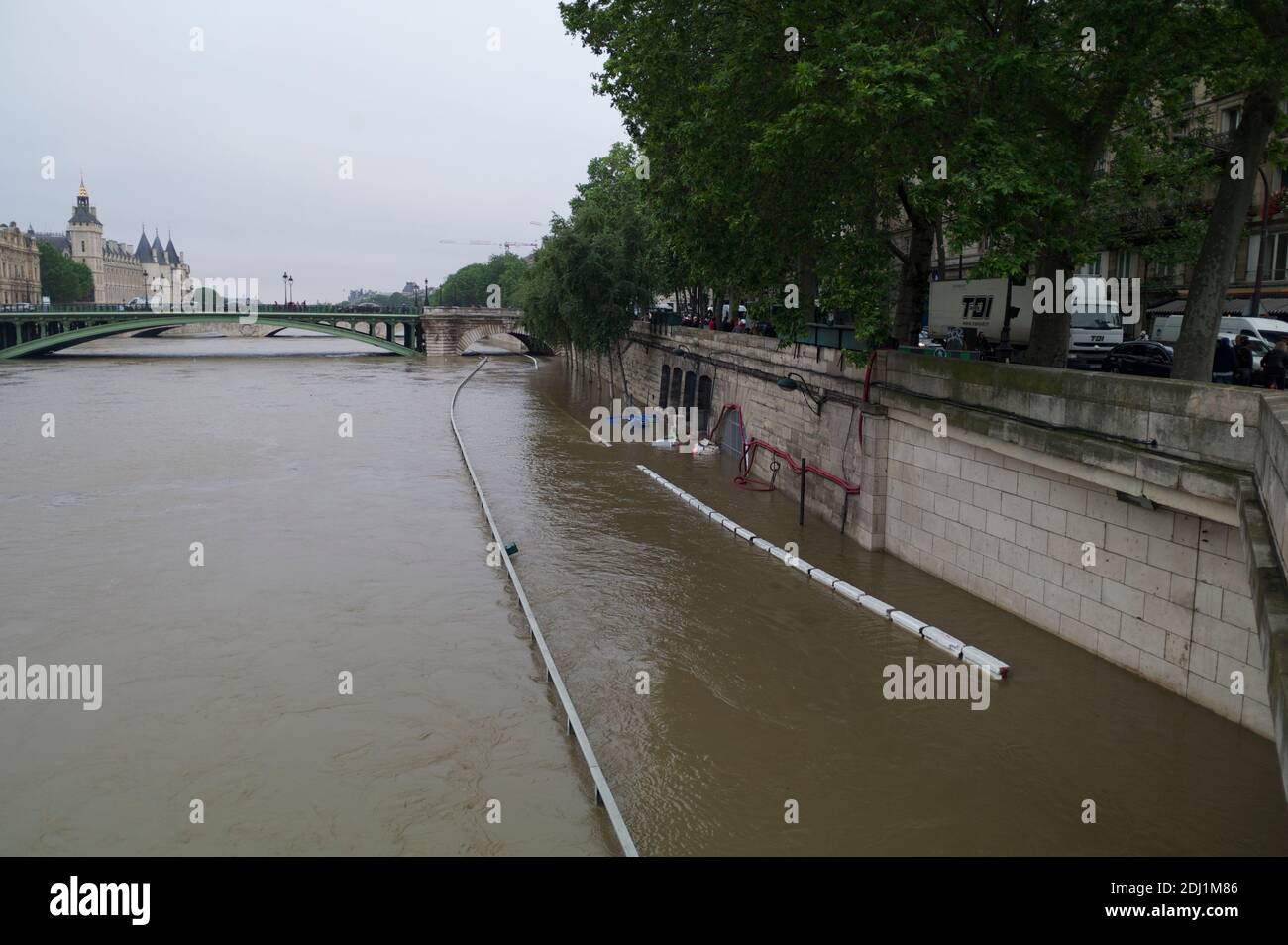 Flooding the louvre hi-res stock photography and images - Alamy