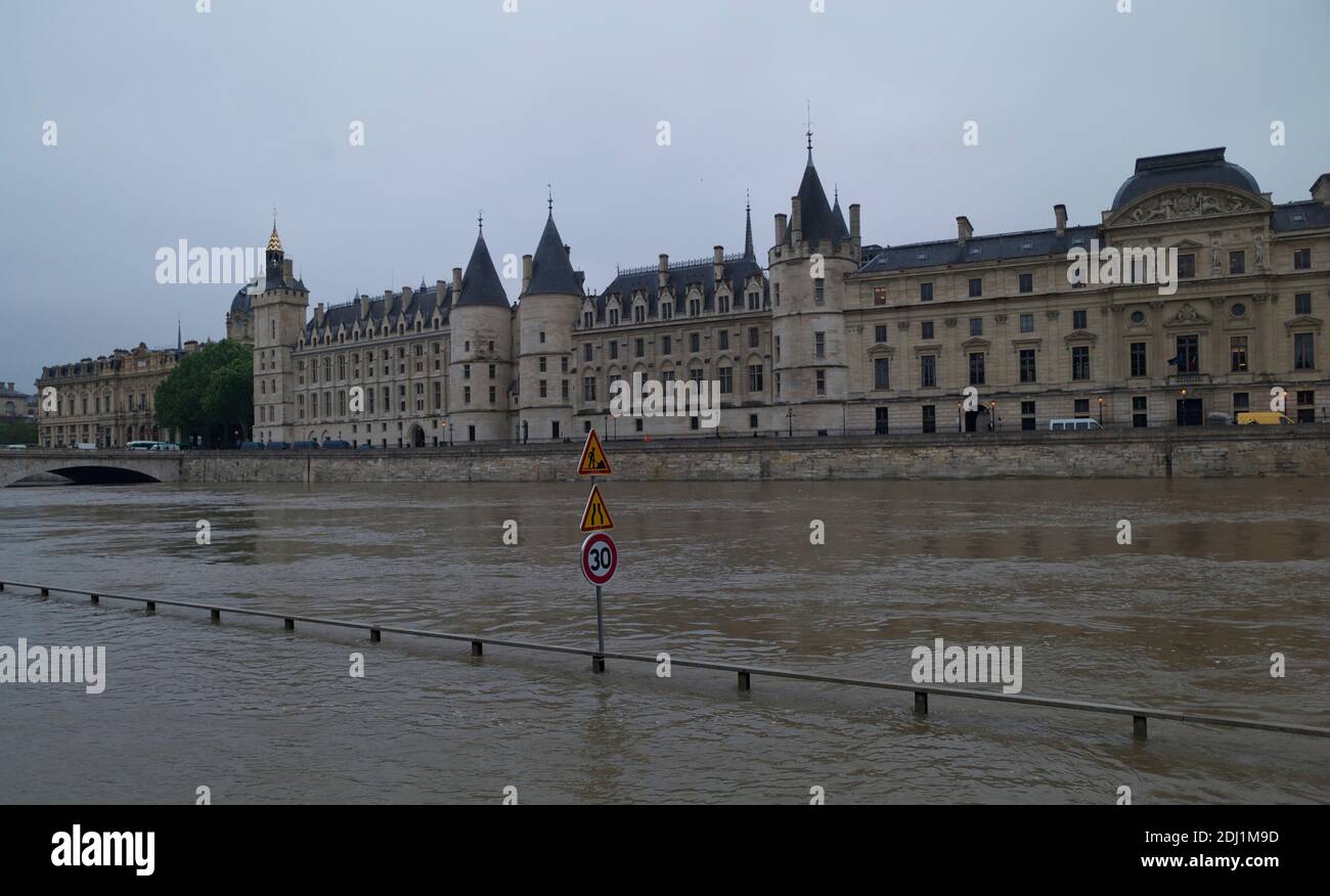 Flooding the louvre hi-res stock photography and images - Alamy