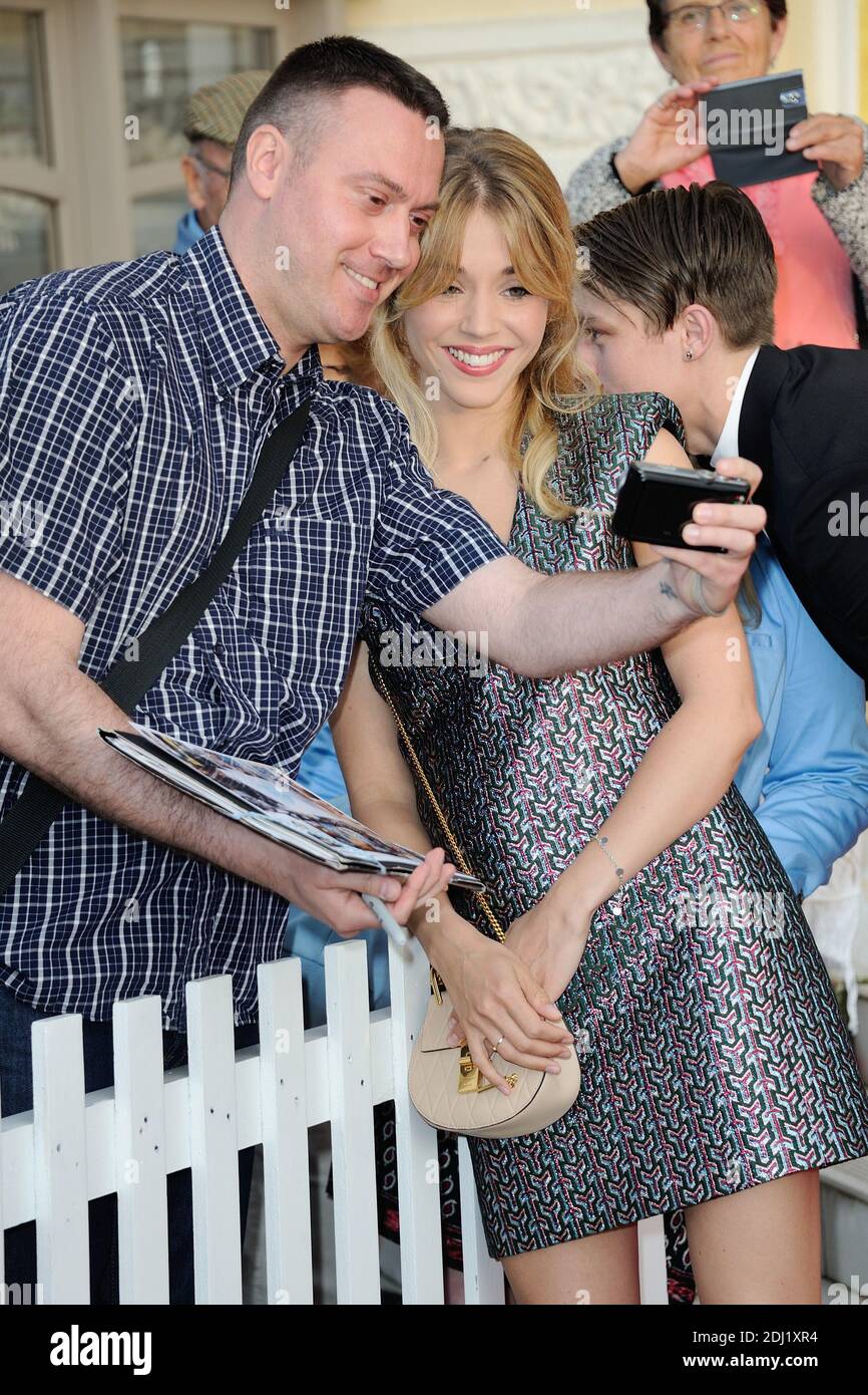 Alice Isaaz assiste a un photocall lors du 30eme Festival du Film de ...