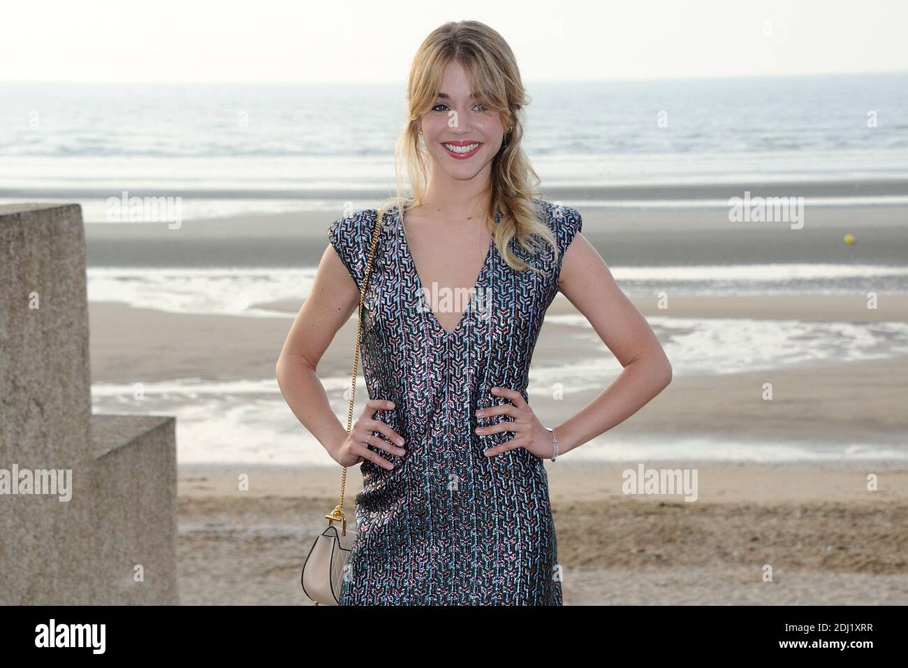 Alice Isaaz assiste a un photocall lors du 30eme Festival du Film de ...