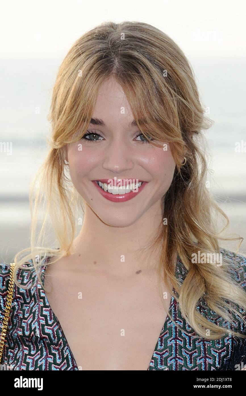 Alice Isaaz assiste a un photocall lors du 30eme Festival du Film de ...
