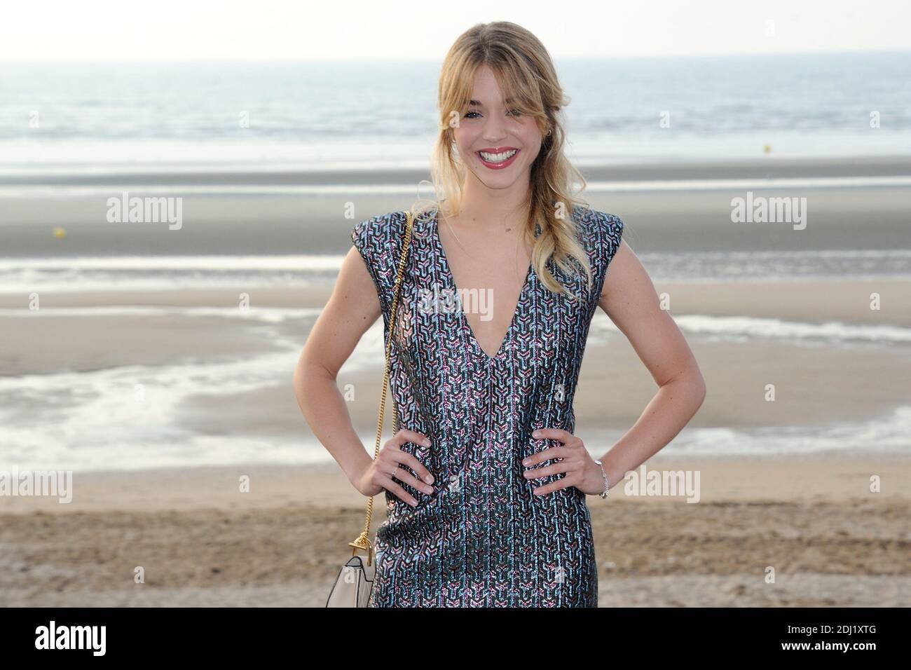 Alice Isaaz assiste a un photocall lors du 30eme Festival du Film de ...