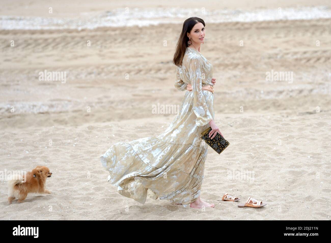 Frederique Bel assiste promene son chien sur la plage lors du 30eme ...