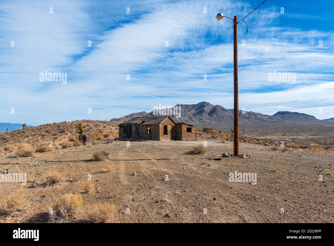 An abandoned shack in the Nevada desert Stock Photo - Alamy