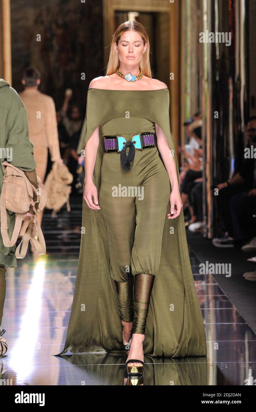 Doutzen Kroes walks the runway during the Balmain Menswear Spring ...