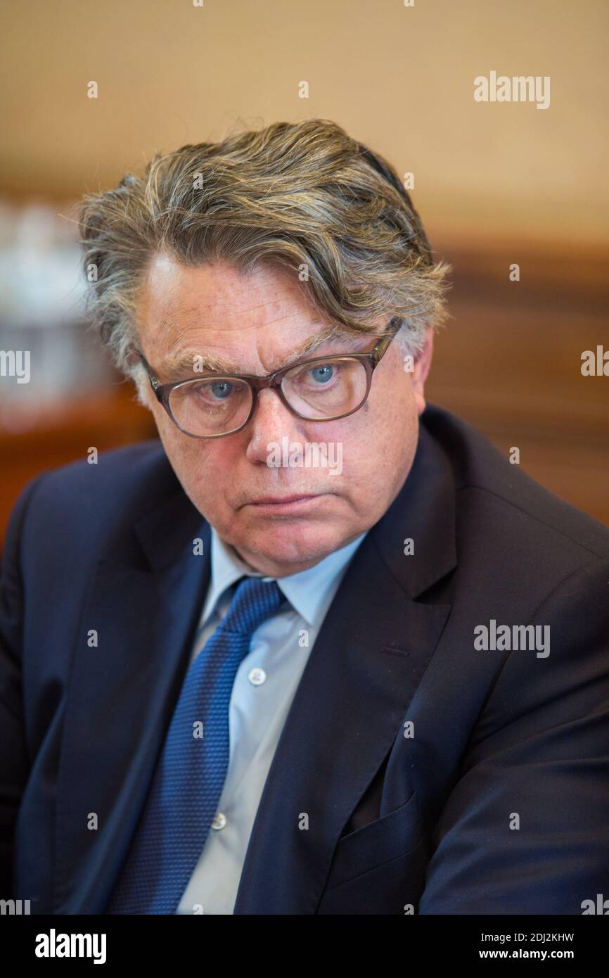 GILBERT COLLARD - GILBERT COLLARD - MARINE LE PEN DONNE UNE CONFERENCE ...