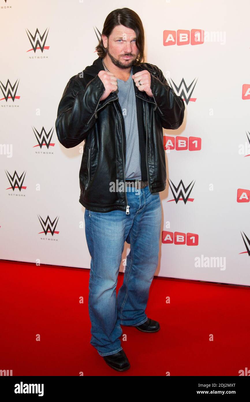 ALLEN NEAL JONES AS AJ STYLE - CATCH - WWE LIVE PARIS A L'ACCOR HOTEL ...