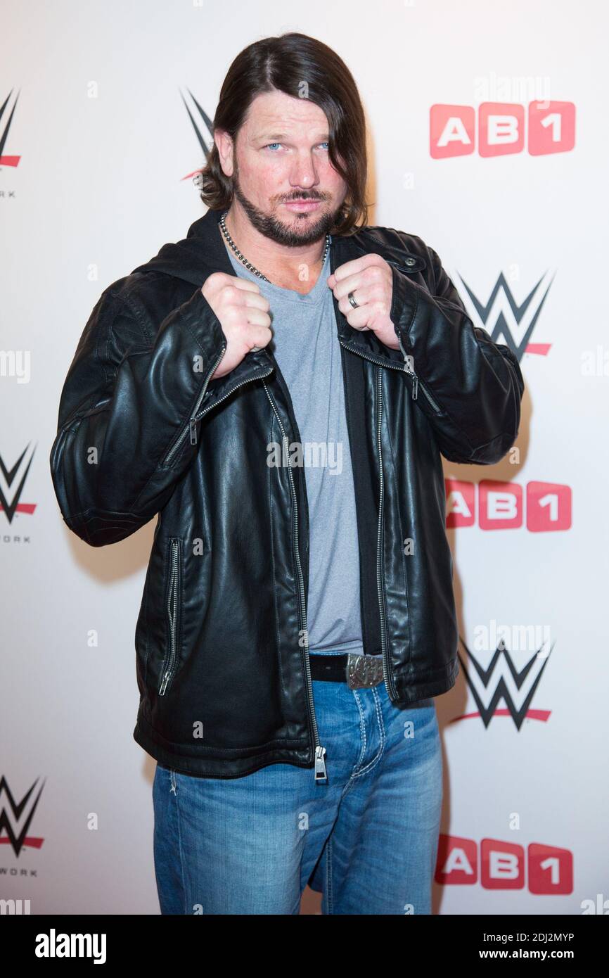 ALLEN NEAL JONES AS AJ STYLE - CATCH - WWE LIVE PARIS A L'ACCOR HOTEL ...