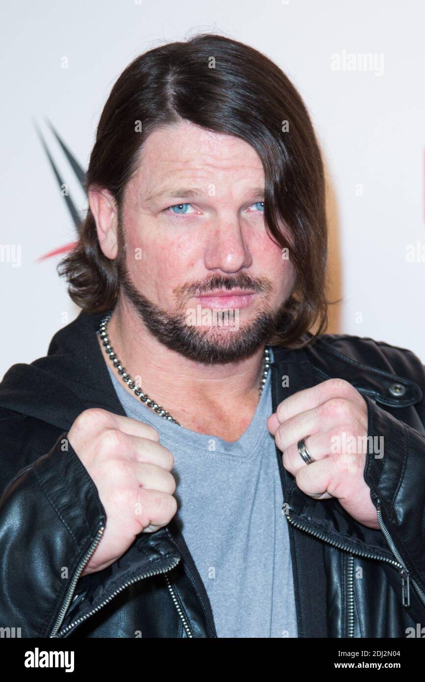 ALLEN NEAL JONES AS AJ STYLE - CATCH - WWE LIVE PARIS A L'ACCOR HOTEL ...