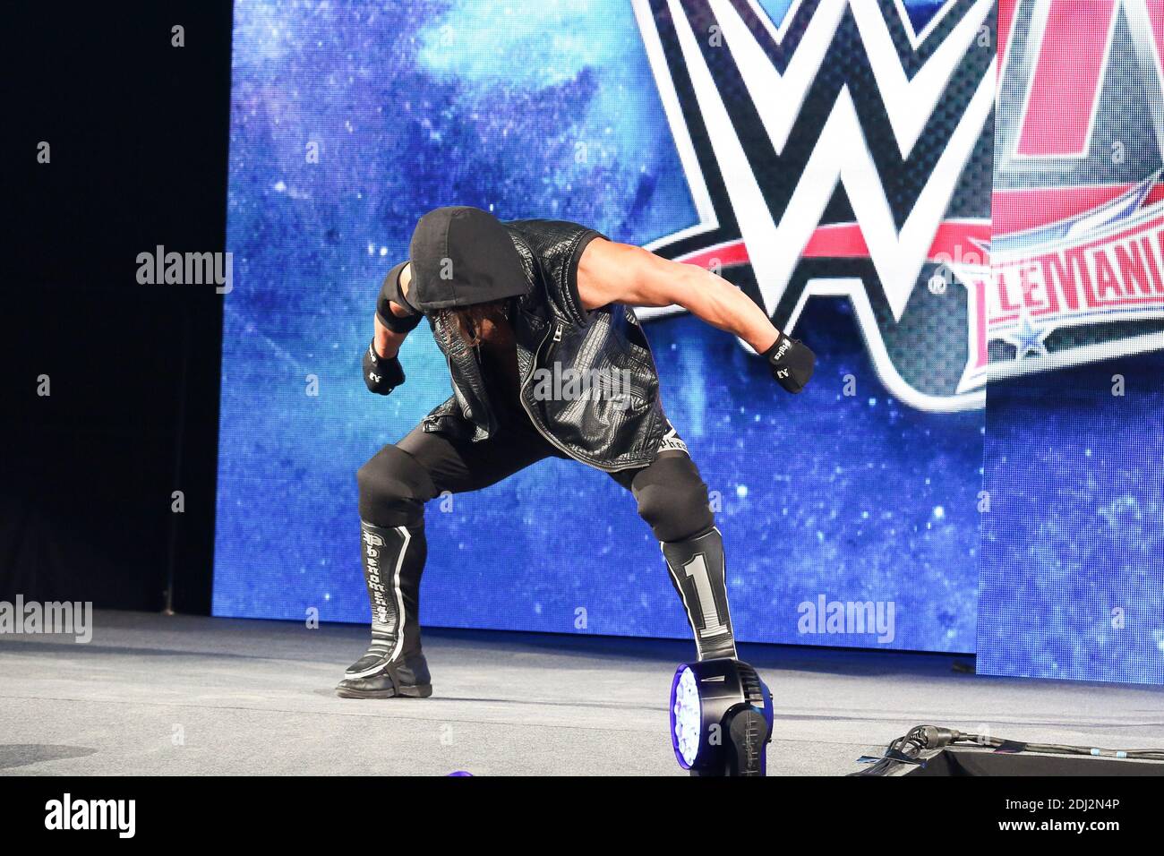 ALLEN NEAL JONES AS AJ STYLE - CATCH - WWE LIVE PARIS A L'ACCOR HOTEL ...