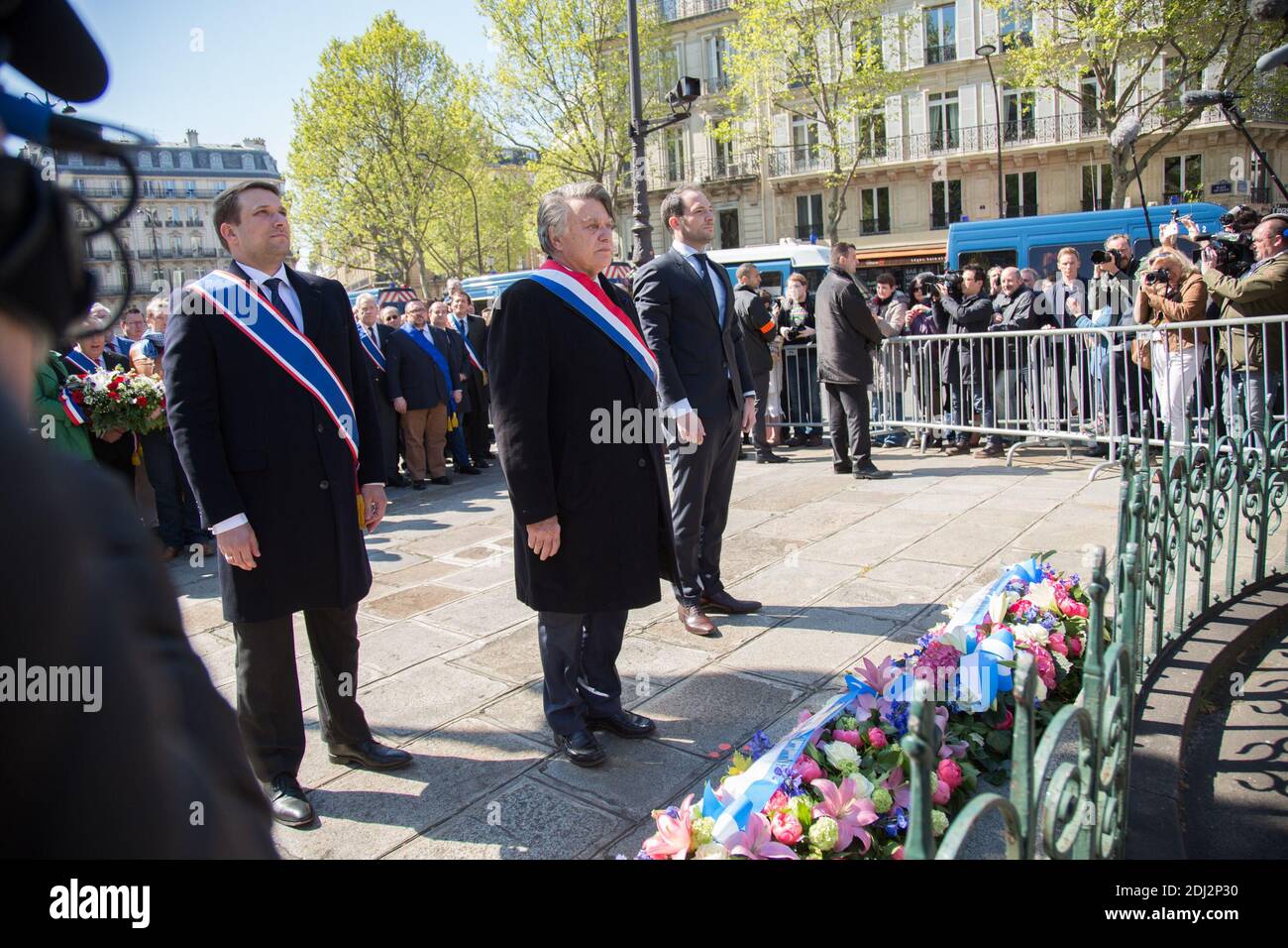 GILBERT COLLARD - DEPOT DE GERBE DEVANT LA STATUE DE JEANNE D'ARC PLACE ...