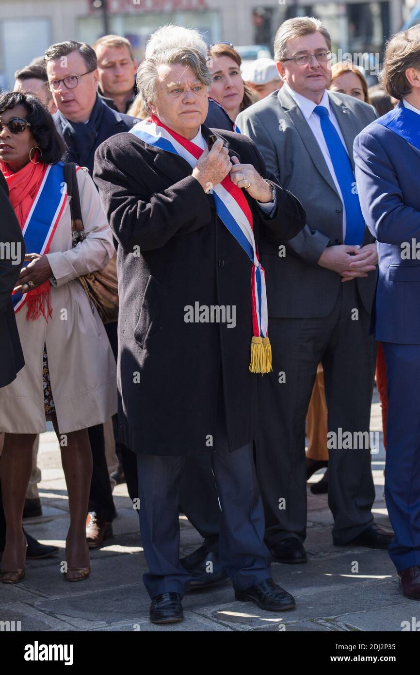 GILBERT COLLARD - DEPOT DE GERBE DEVANT LA STATUE DE JEANNE D'ARC PLACE ...