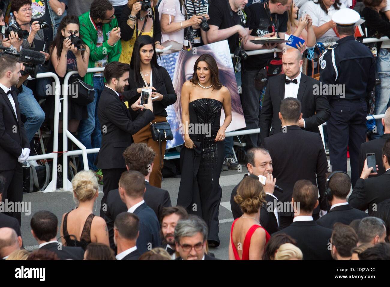 EVA LONGORIA - CANNES 2016 - MONTEE DES MARCHES DU FILM 'MONEY MONSTER ...