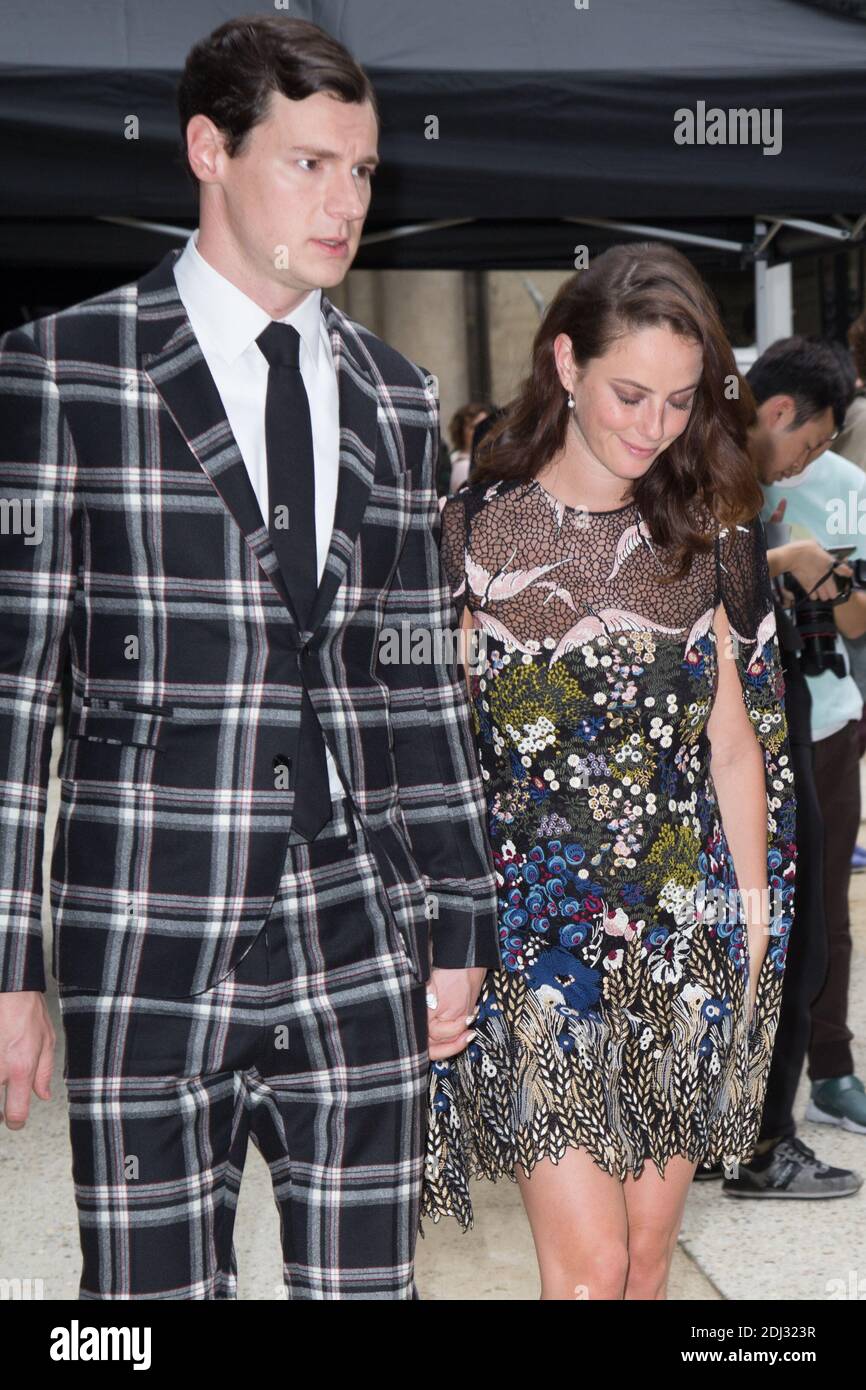 KAYA SCODELARIO ET BENJAMIN WALKER - ARRIVEES DEFILE VALENTINO HOMME ...