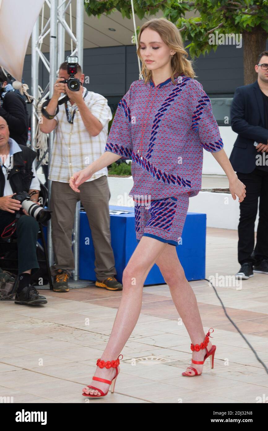 LILY-ROSE DEPP - CANNES 2016 - PHOTOCALL DU FILM 'LA DANSEUSE' Photo by ...