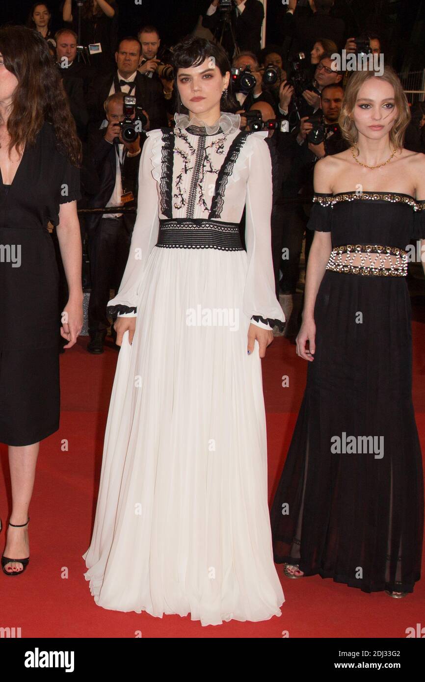 SOKO, LILY-ROSE DEPP - CANNES 2016 - MONTEE DES MARCHES DU FILM 'LA ...