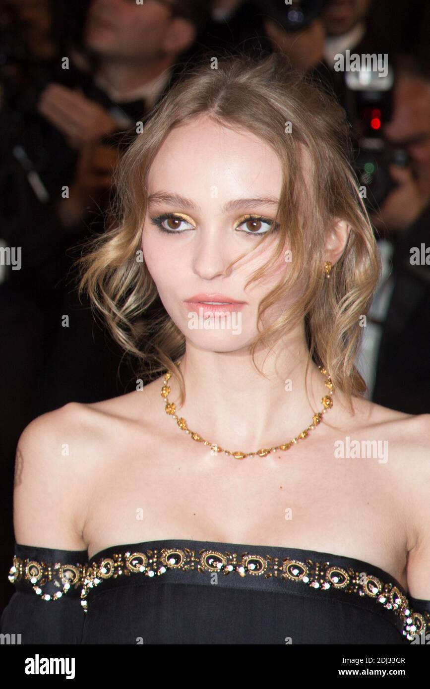 LILY-ROSE DEPP - CANNES 2016 - MONTEE DES MARCHES DU FILM 'LA DANSEUSE ...