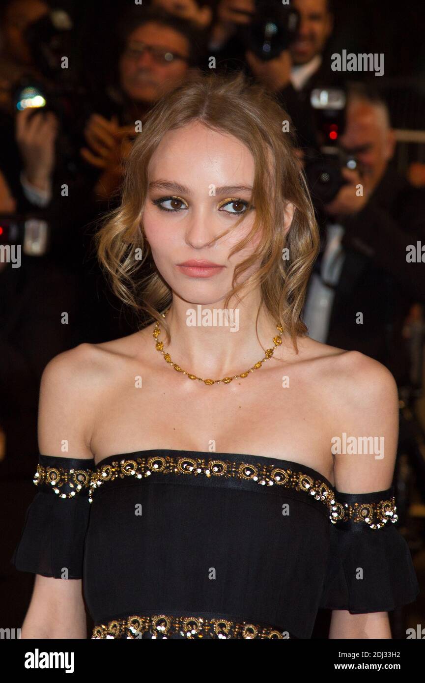 LILY-ROSE DEPP - CANNES 2016 - MONTEE DES MARCHES DU FILM 'LA DANSEUSE ...