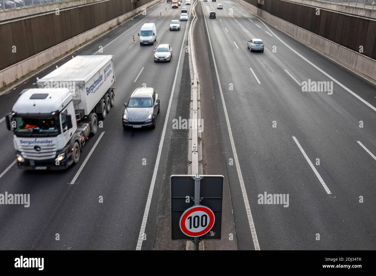 100 km sign hi-res stock photography and images - Alamy