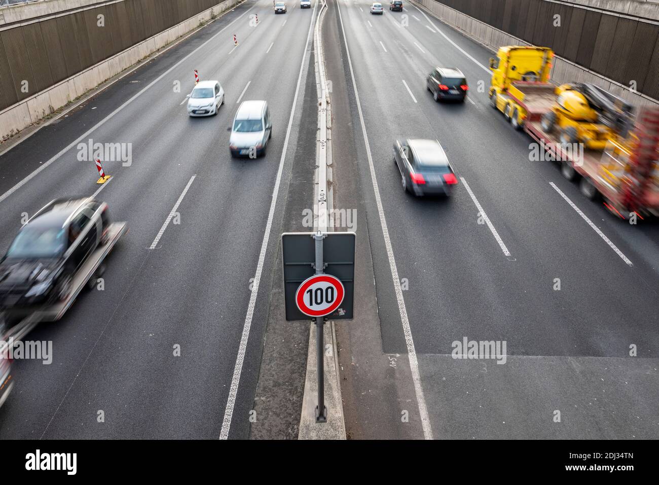 100 km speed sign hi-res stock photography and images - Alamy
