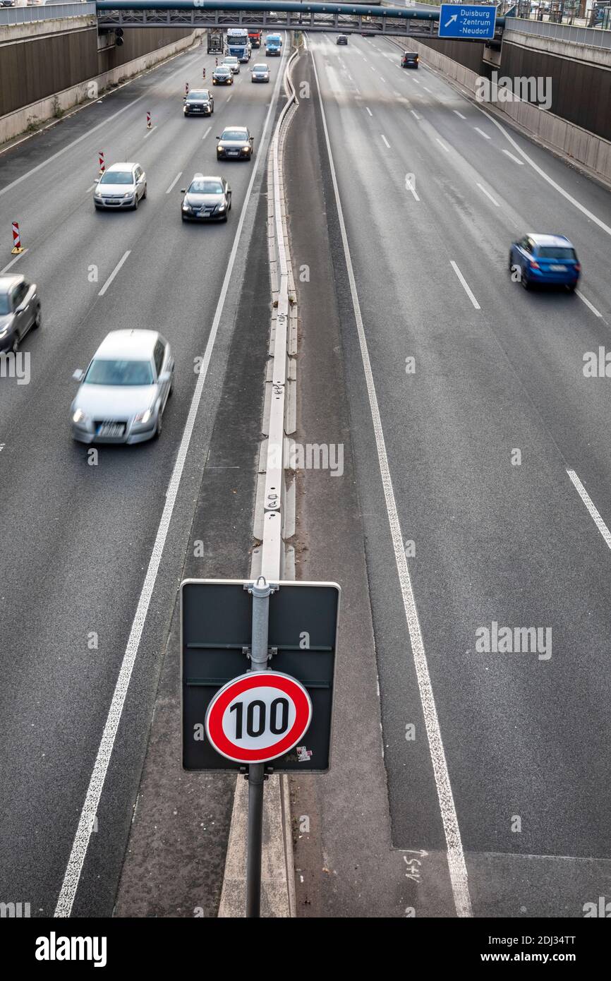 Maximum speed 100 km / h on the A59 city motorway in Duisburg Stock ...