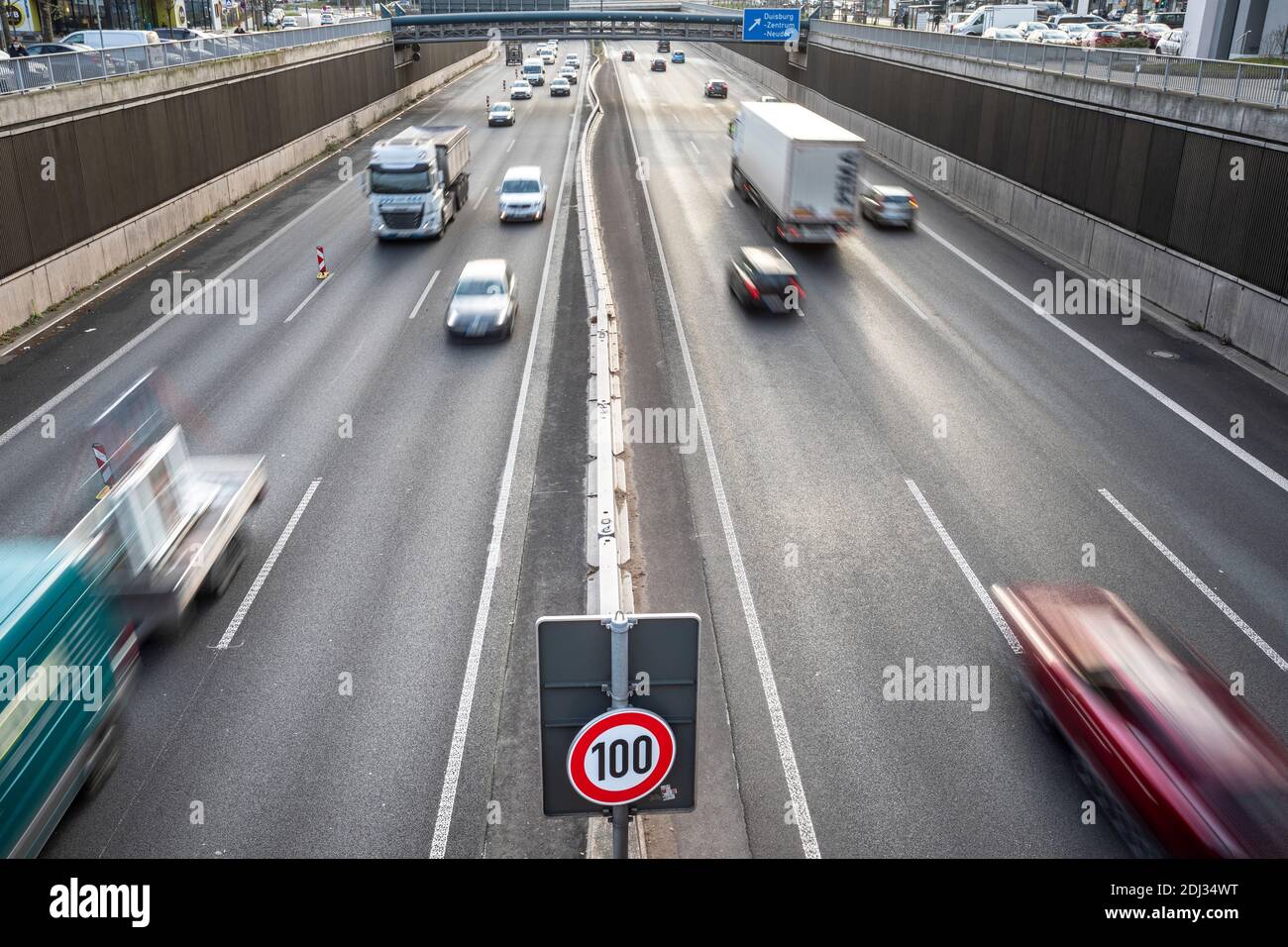 100 km speed sign hi-res stock photography and images - Alamy
