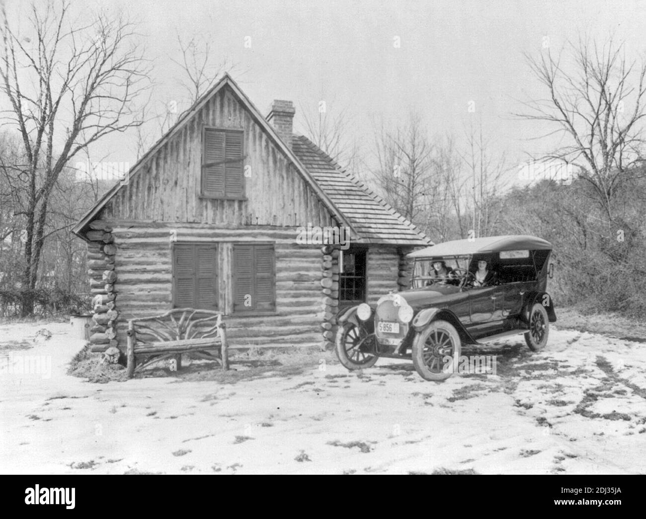 Vintage log cabin hi-res stock photography and images - Alamy