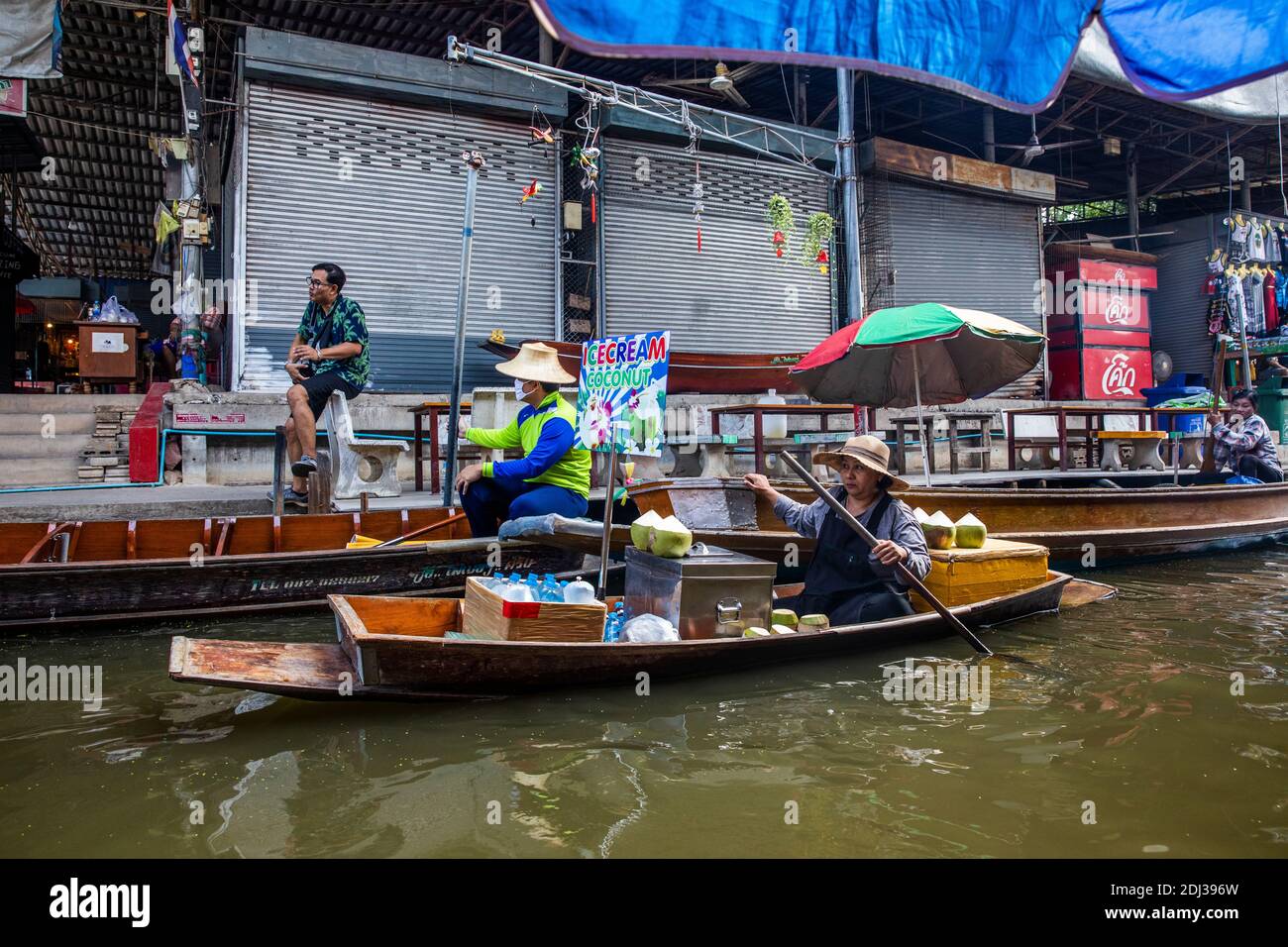 Pausing customers hi-res stock photography and images - Alamy